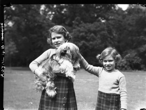 Queen Elizabeth: Rarely seen pictures from childhood - BBC News