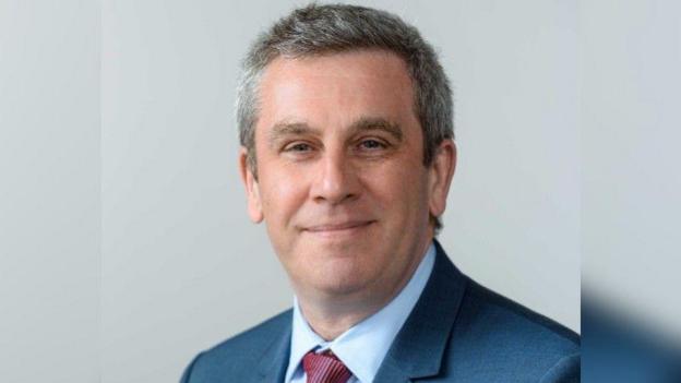 Hampshire health boss, Graham Allen, to step down in the summer - BBC News
