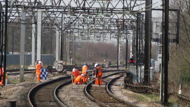 Train and track operations to be reunited in rail revamp - BBC News