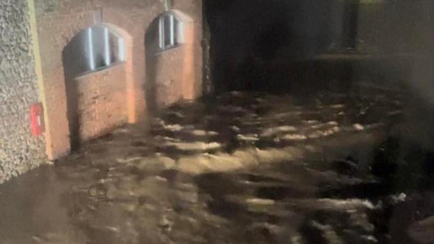 Somerset flooding: Homes submerged and people 'stuck' - BBC News