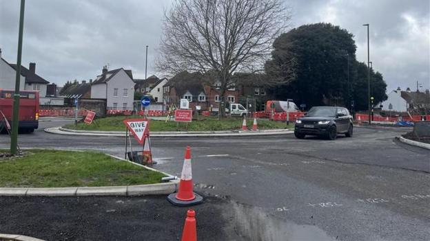 Video guide made for Hemel Hempstead's 'Dutch-style' roundabout - BBC News
