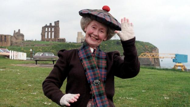 Super Gran star Gudrun Ure dies aged 98 - BBC News