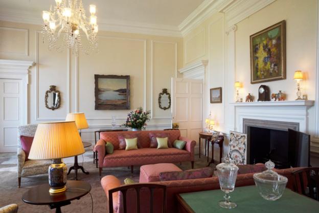 Late Queen's private rooms at Scottish palace to open to visitors - BBC ...