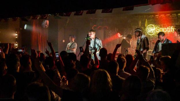 North Shields' King Street Social Club embraces DJs and dance - BBC News