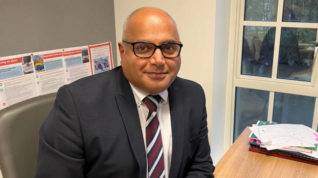 Council leader replaced after losing no confidence vote - BBC News