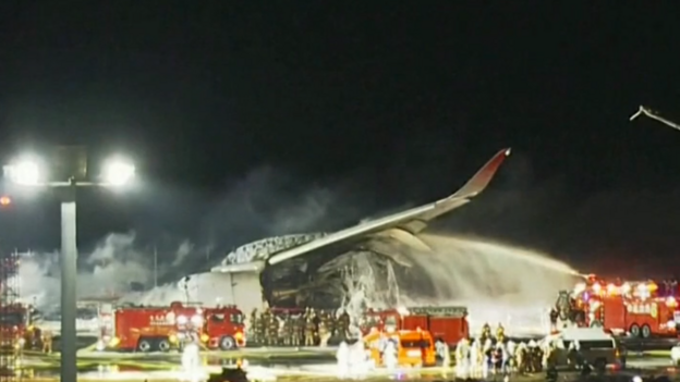 Japan jet crash: Passengers describe chaos inside flight 516 - BBC News
