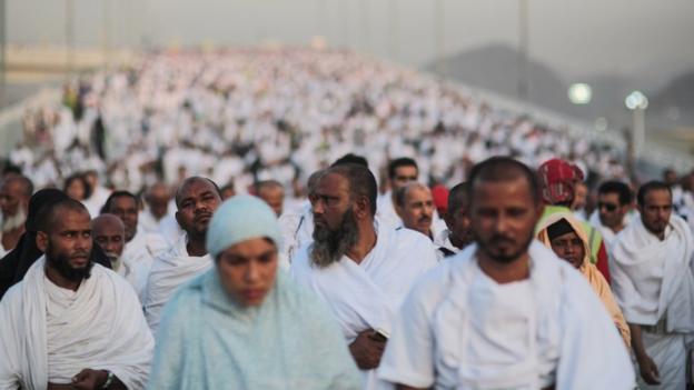 In pictures: Aftermath of stampede at Hajj pilgrimage - BBC News