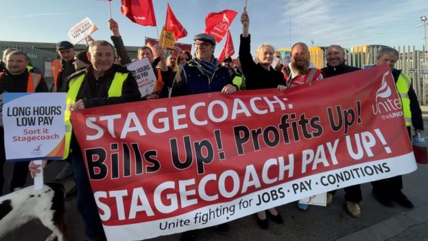 Hull bus driver strike continues as talks break down in pay row - BBC News