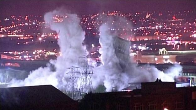 Looping canal boat celebrates Sheffield's industrial heritage - BBC News