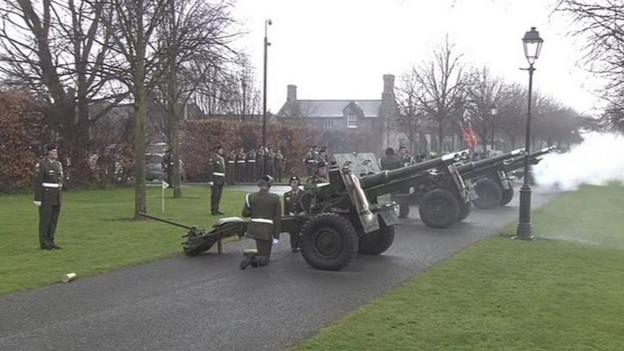 Easter Rising: Centenary parade takes place in Dublin - BBC News