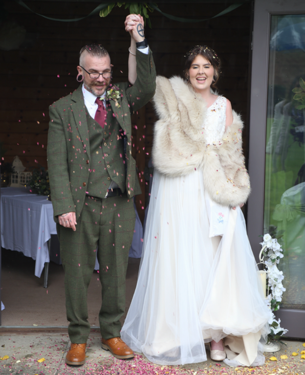 Derbyshire hospice gives cancer patient wedding to remember - BBC News