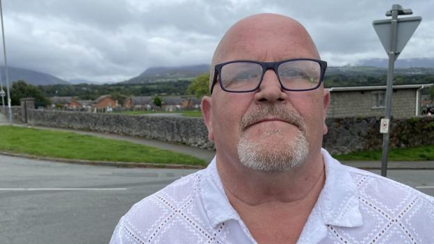 Wales' 20mph speed limit: How has the first month gone? - BBC News