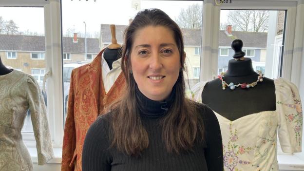 'Designer' charity shop opens in Leeds suburb - BBC News