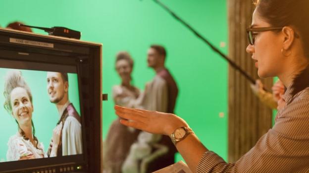 Pinewood Studios submits £1bn expansion plans with nature park - BBC News