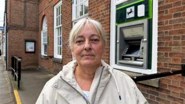 Hedon Lloyds bank branch closure a 'tragedy,' say residents - BBC News