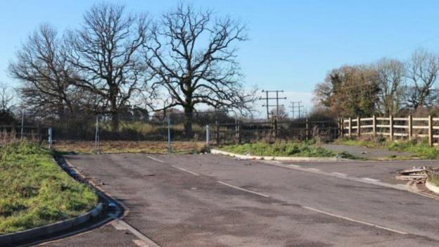 Wokingham: Road closure warning for work on route to new homes - BBC News