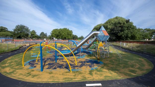 Tettenhall Pool and East Park water play area open for summer - BBC News