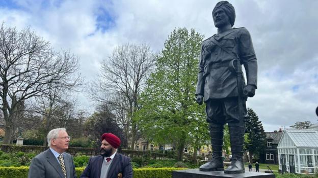 Duke of Gloucester visits Huddersfield Sikh soldier statue - BBC News