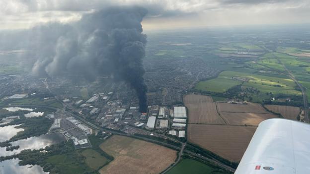 Major Rushden warehouse fire tackled by crews - BBC News