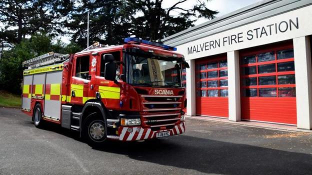 Drone shots show extent of Kidderminster fire - BBC News