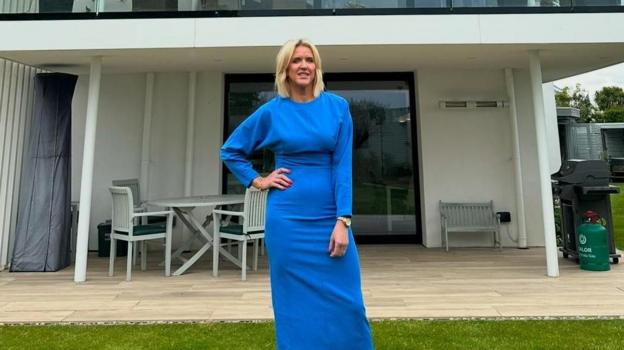 Mandy Watkins: 'Bwlio yn yr ysgol yn dal i fy effeithio' - BBC Cymru Fyw