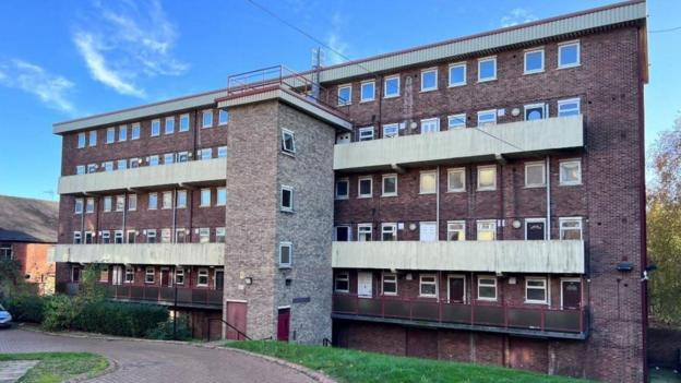 Pontefract flats which 'undermine castle' to be demolished - BBC News