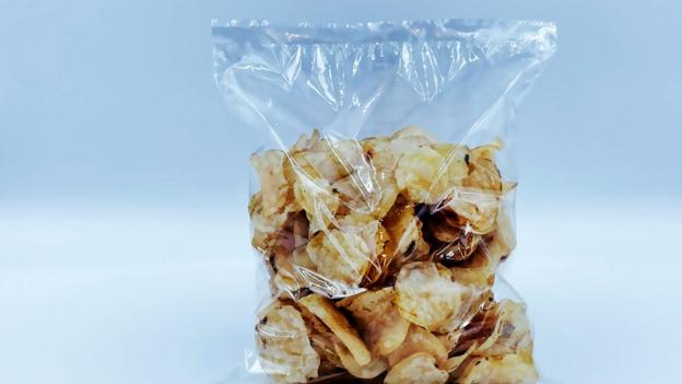 Crunch time as crisp makers adopt plastic-free packets - BBC News