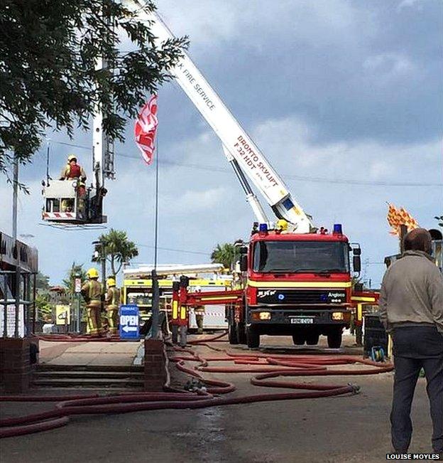 Hemsby chip shop to be rebuilt after fire 'disaster' at resort - BBC News