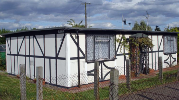 Factory-made homes: How prefabs sprouted from the ashes of war - BBC News
