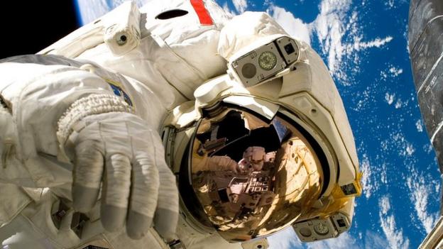 Spacesuit for return to the Moon unveiled - BBC News