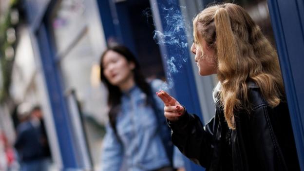UK smoking ban for those born after 2009 starts journey into law - BBC News