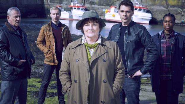 Vera's Land Rover from detective show goes on display - BBC News