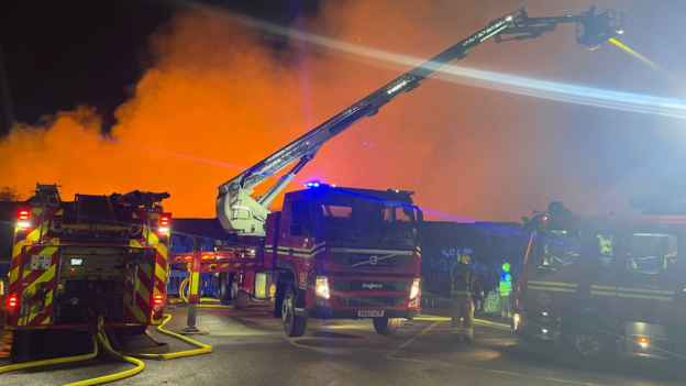 Wolverhampton fire: Explosions heard as roads and rail lines shut - BBC ...