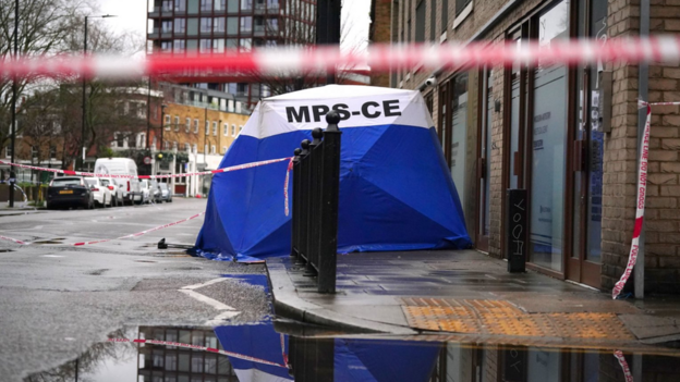 Hackney stabbing: Murder probe after boy, 17, stabbed to death - BBC News