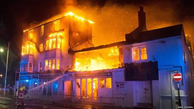 Bognor Regis: Large fire engulfs car repair centre - BBC News