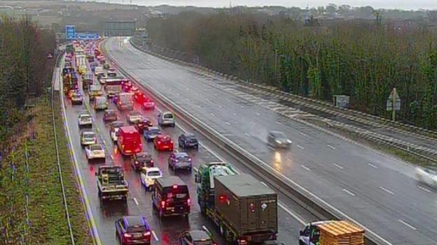 M27: Eight-vehicle crash near Portsmouth causes long delays - BBC News