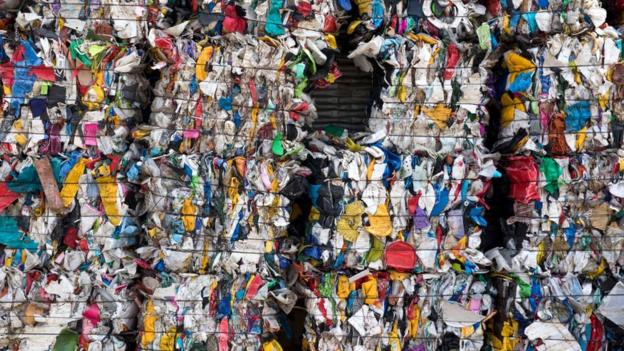 Bill proposes ban on plastic waste exports - BBC News