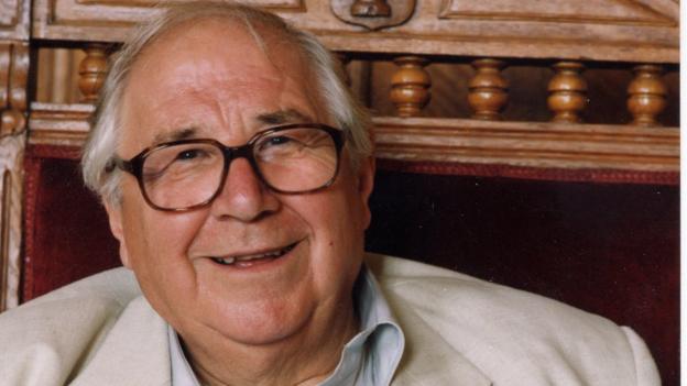 Antiques Roadshow's Henry Sandon dies aged 95 - BBC News