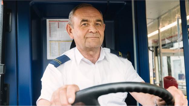 Ukraine evacuee builds new life as Brighton bus driver - BBC News