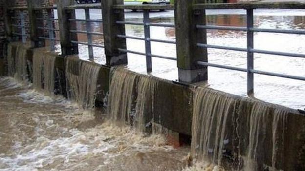 Louth flood scheme completed on River Lud - BBC News