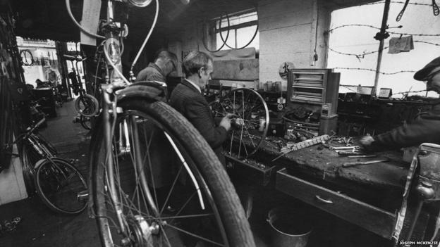'Father of modern Scots photography' Joseph McKenzie dies - BBC News
