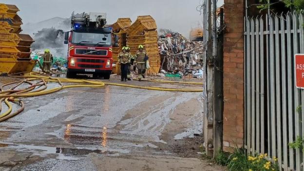 Tyseley fire: Crews tackle blaze involving 50 tonnes of waste - BBC News