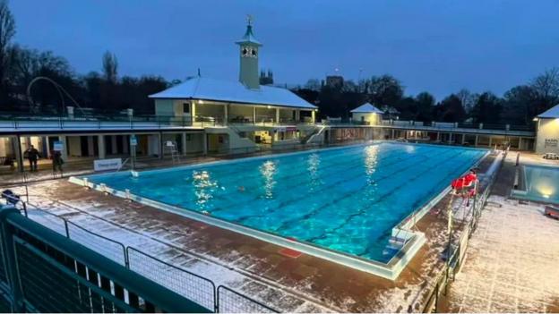 Swimmers thrilled as Peterborough's Lido to reopen early - BBC News