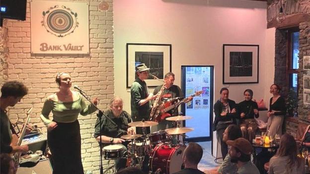 Hip-hop: The Welsh rapper who co-created 1980s smash hit - BBC News