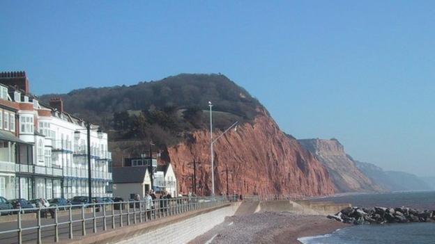 Expert issues warning after Sidmouth cliff collapse - BBC News