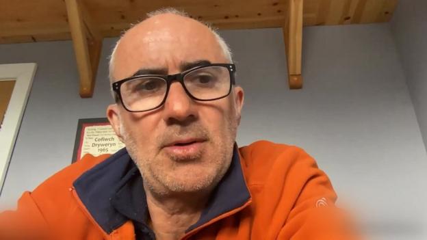 Welsh language: strongholds decline in speakers - census - BBC News