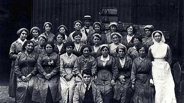 Barnbow Canaries: Telling the stories of WW1 munitions workers - BBC News
