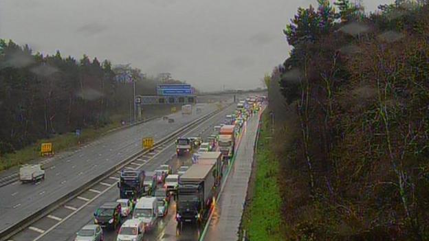 M27: Lorry driver dies after crash near Southampton - BBC News