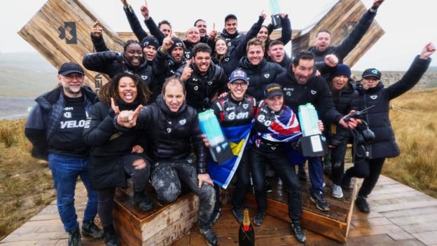 In pictures: Electric rally at old Glenmuckloch coal mine - BBC News