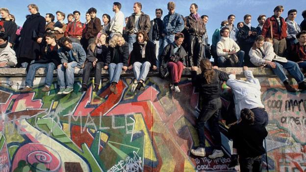 Pictures of the fall of the Berlin Wall - BBC Newsround